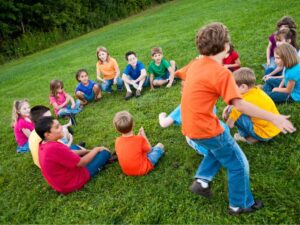 21 BEST OUTDOOR GAMES FOR SPRING PARTIES - padebby