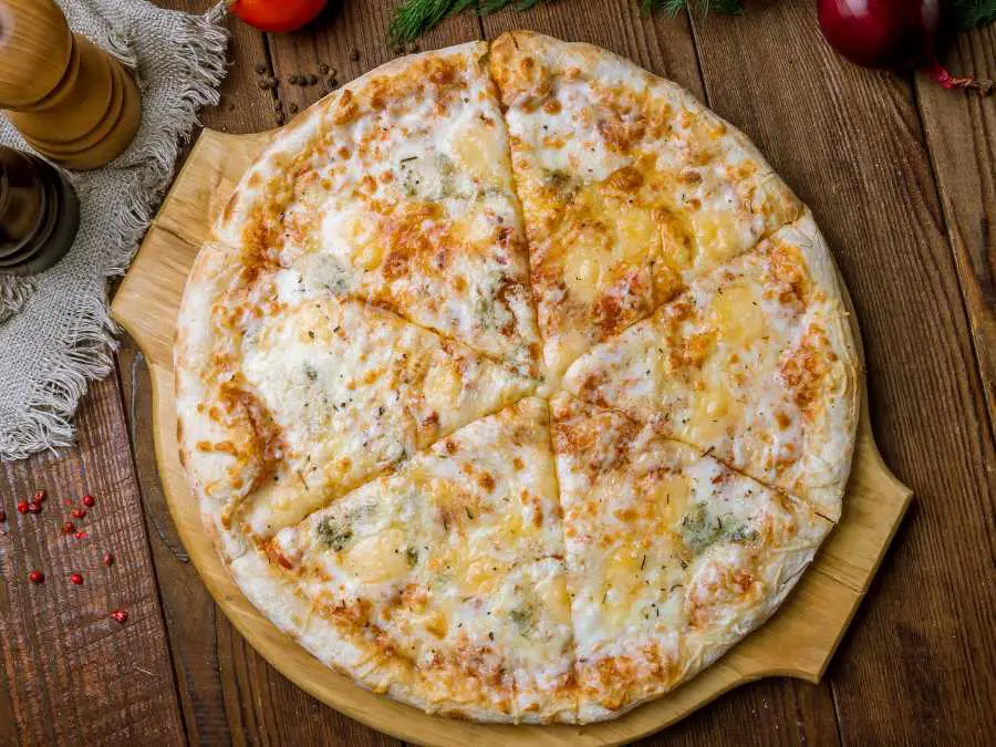 33 Fantastic Cheesy Halloween Pizza Skulls - padebby