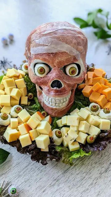 33 Fantastic Cheesy Halloween Pizza Skulls - padebby