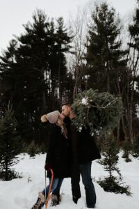 29 Creative Winter Engagement Photo Ideas - padebby