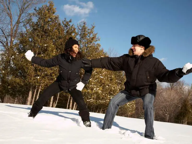 29 Creative Winter Engagement Photo Ideas - padebby